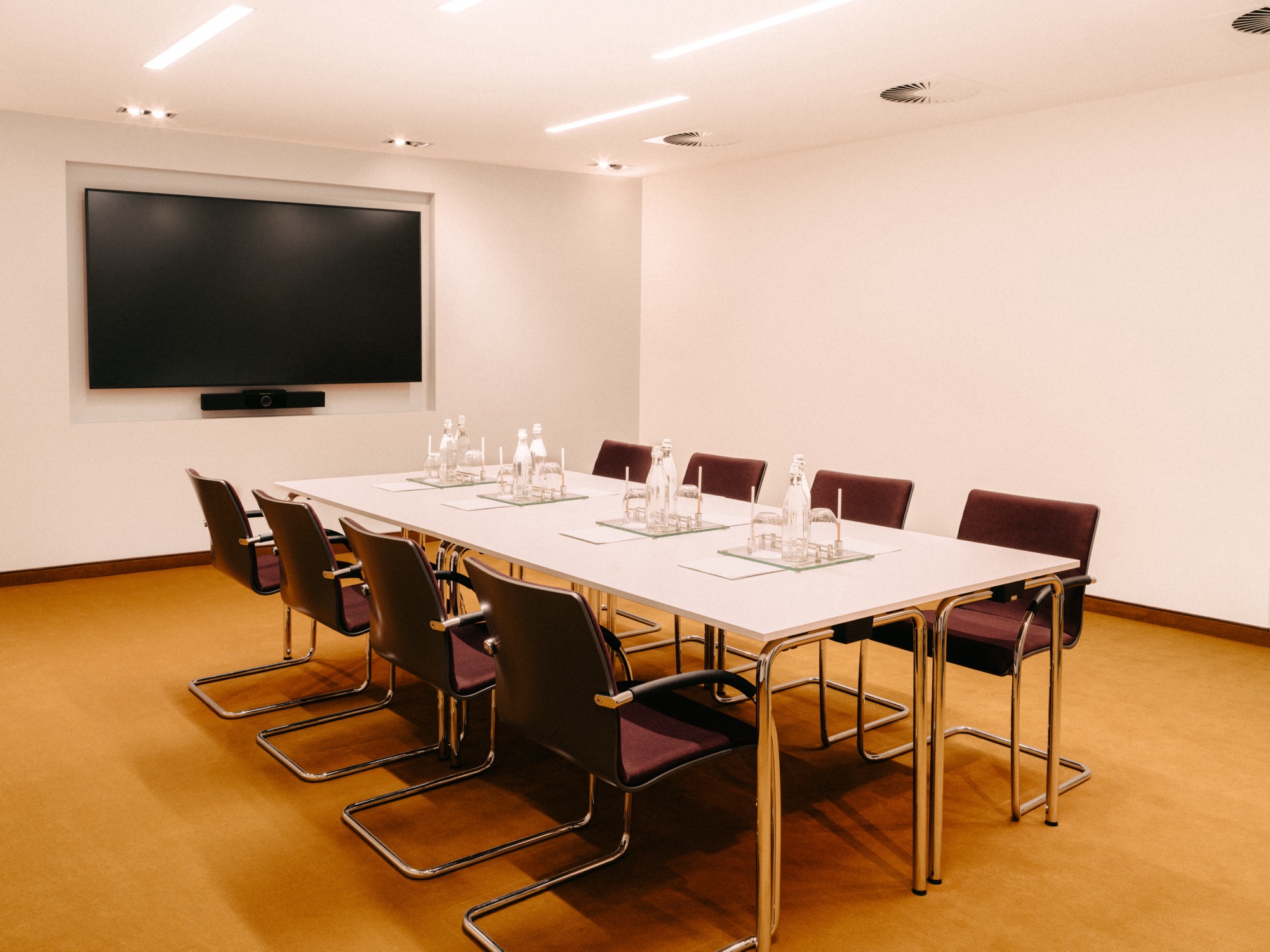 Cara Memilih Kursi Kantor Terbaik Untuk Ruang Rapat - Distributor ...