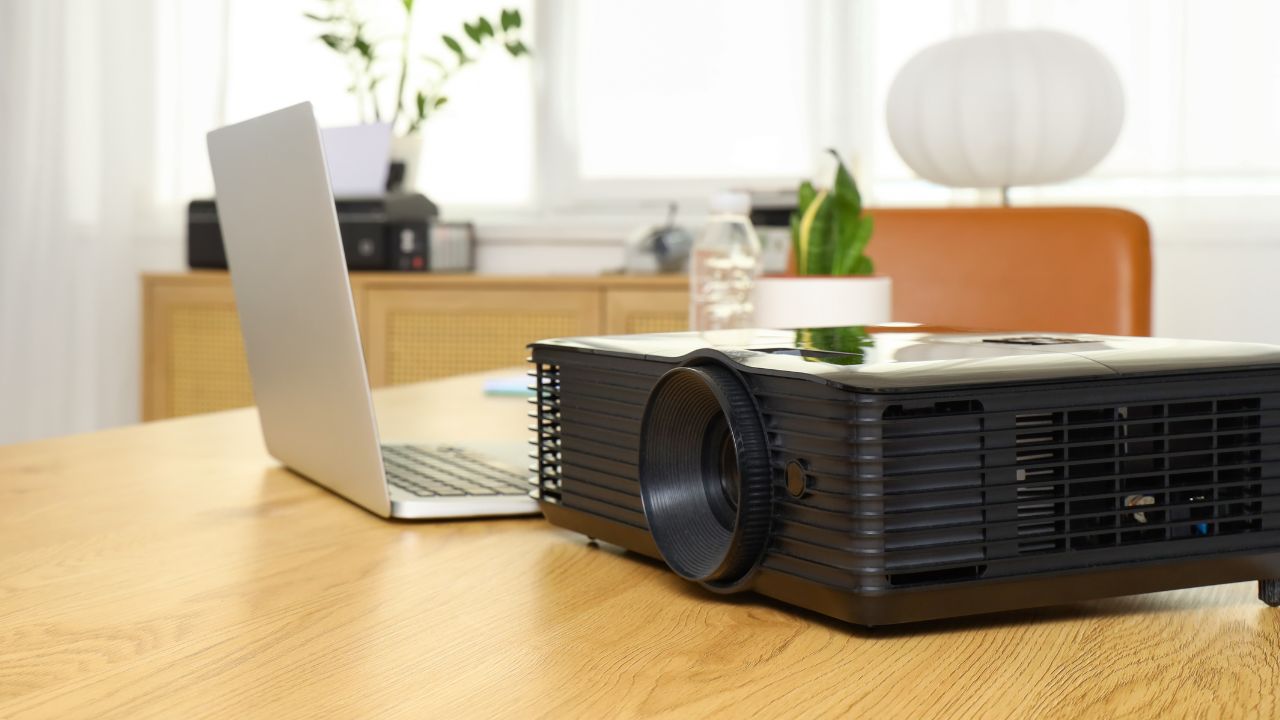 Begini Cara Pengaturan Proyektor di Laptop - Distributor Peralatan ...